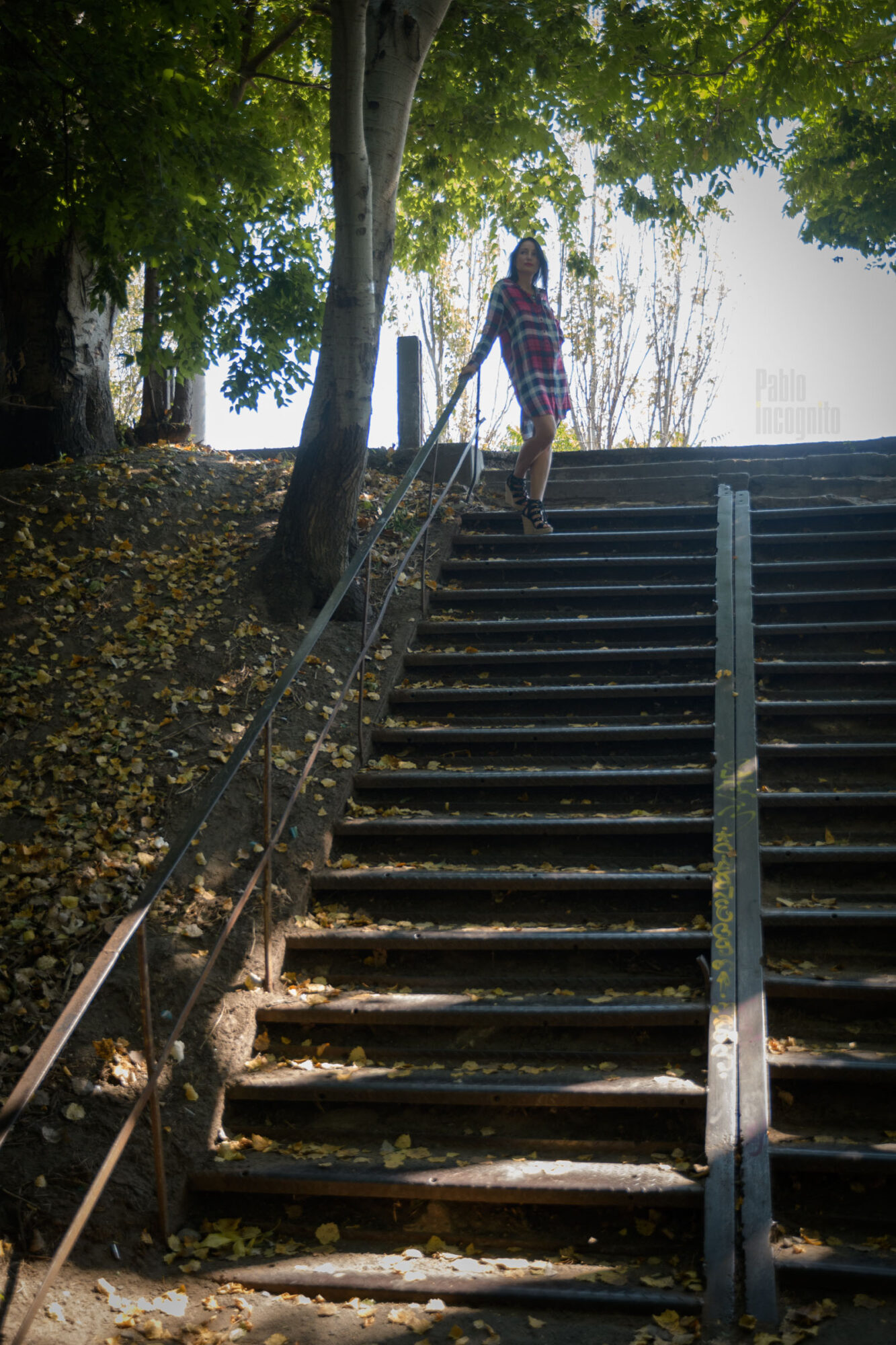 Checkered stairs: striptease in the park - Pablo Incognito